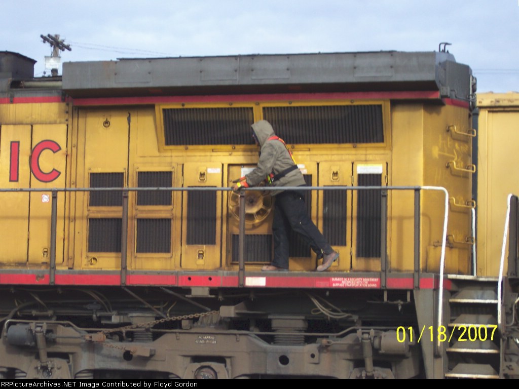 UP Brakeman applies handbrake on UP 7099